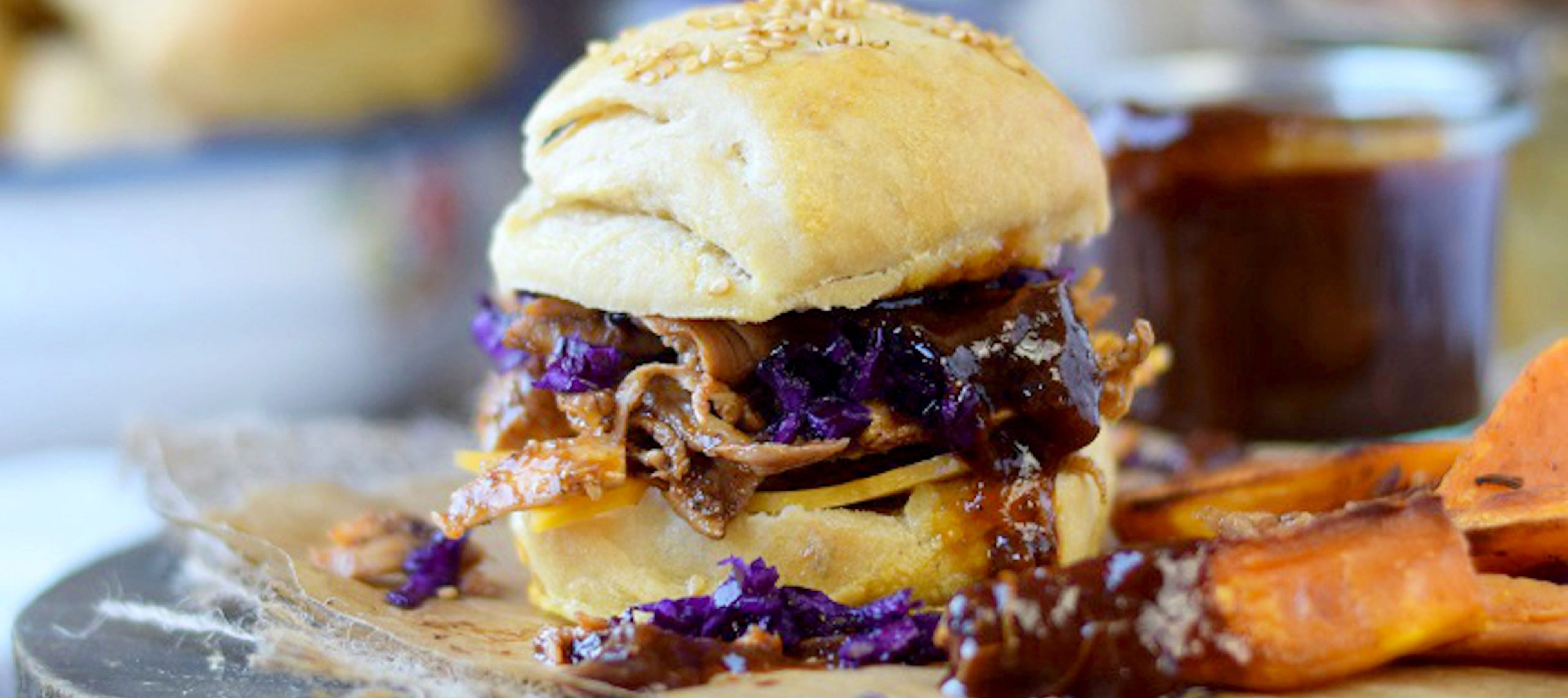 Pulled Chicken Guinness Burger Rezept einfach zubereitet - Kerrygold