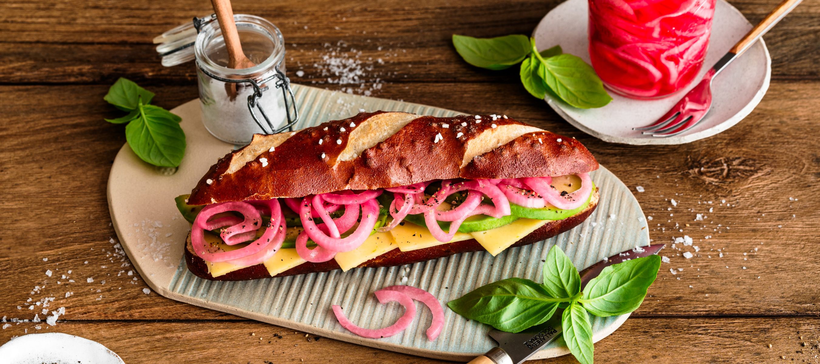Belegte Laugenstange mit süß-sauren Zwiebeln - Kerrygold